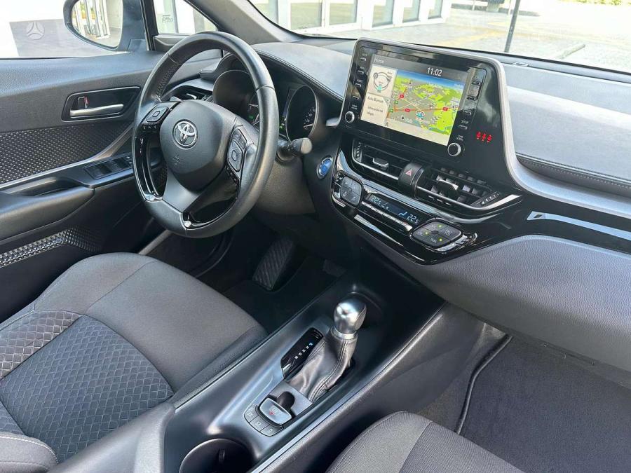 Grey Toyota C-HR 2023 in Vilnius, with an engine capacity of 1.80 L and mileage of 142 thousand km for 19950 €, photo 28 on AUTOMOTO.COM.LV