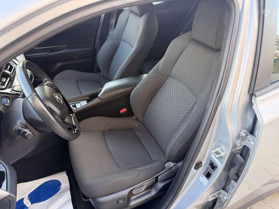 Pelēks Toyota C-HR 2023 Viļņa, ar dzinēja tilpumu 1.80 L un nobraukumu 142 tūkst. km par 19950 €, foto 17 vietnē AUTOMOTO.COM.LV