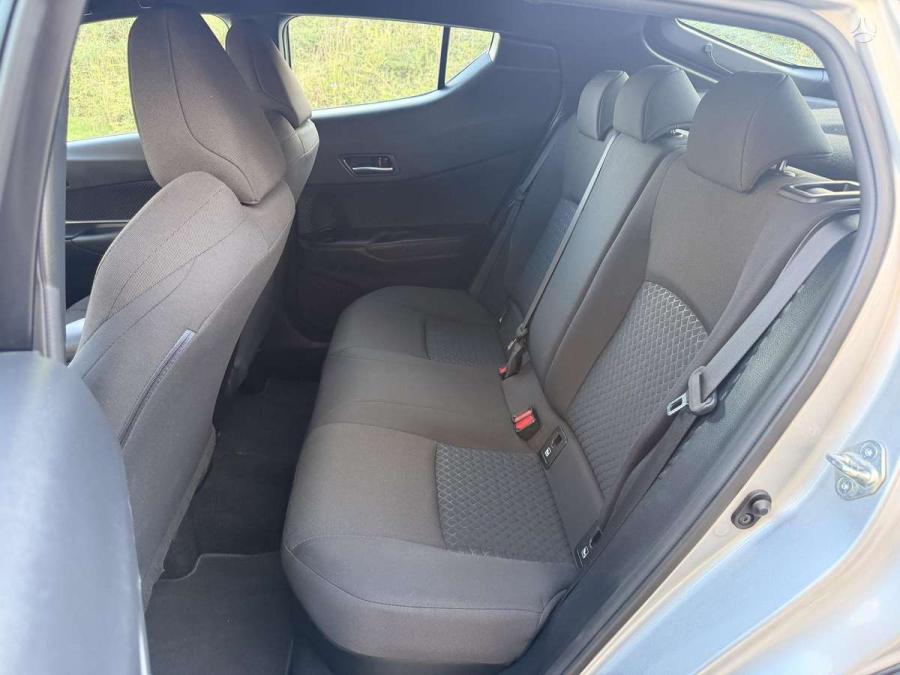 Pelēks Toyota C-HR 2023 Viļņa, ar dzinēja tilpumu 1.80 L un nobraukumu 142 tūkst. km par 19950 €, foto 19 vietnē AUTOMOTO.COM.LV