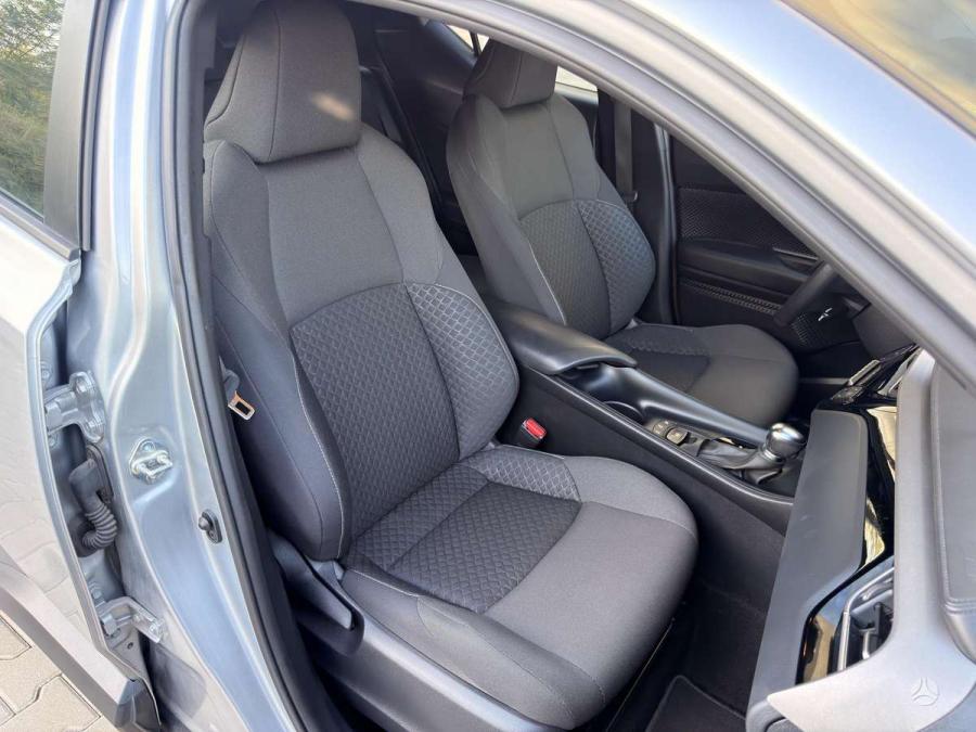 Pelēks Toyota C-HR 2023 Viļņa, ar dzinēja tilpumu 1.80 L un nobraukumu 142 tūkst. km par 19950 €, foto 24 vietnē AUTOMOTO.COM.LV