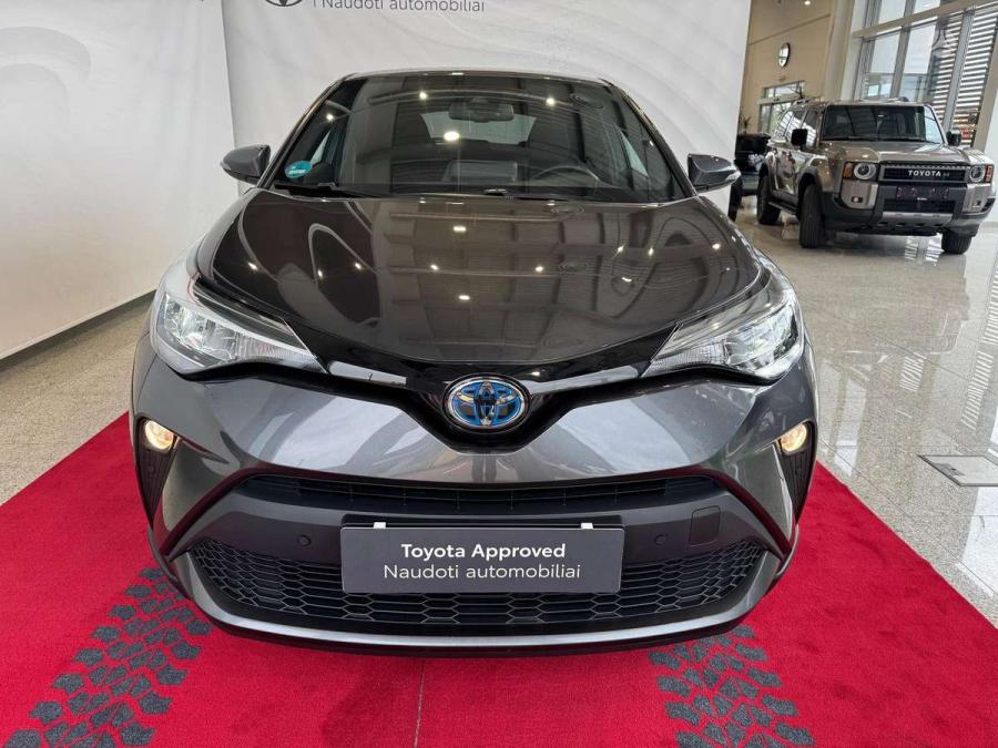 Grey Toyota C-HR 2023 in Siauliai, with an engine capacity of 1.80 L and mileage of 26 thousand km for 23500 €, photo 4 on AUTOMOTO.COM.LV