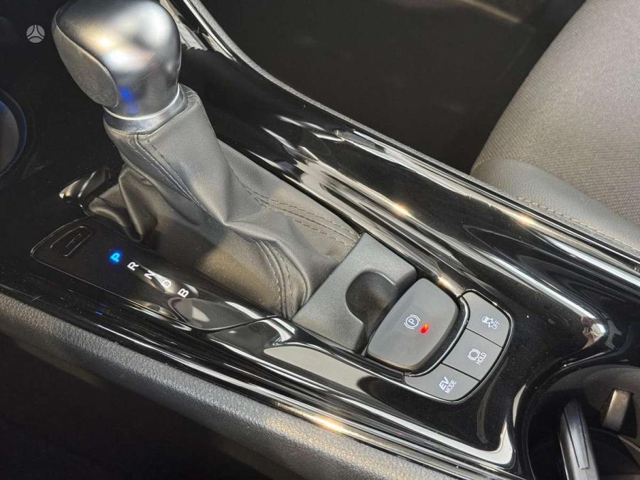 Grey Toyota C-HR 2023 in Siauliai, with an engine capacity of 1.80 L and mileage of 26 thousand km for 23500 €, photo 21 on AUTOMOTO.COM.LV