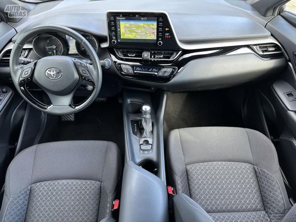 Pelēks Toyota C-HR 2023 Avižieniai, ar dzinēja tilpumu 1.80 L un nobraukumu 105 tūkst. km par 21450 €, foto 4 vietnē AUTOMOTO.COM.LV