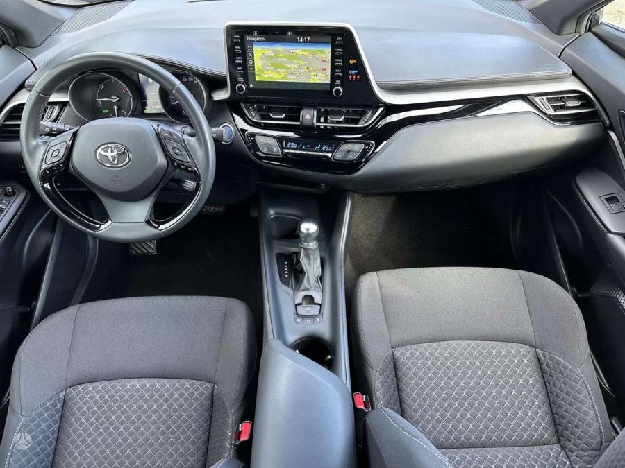 Серый Тойота C-HR 2023 в Вильнюс, объемом двигателя 1.80 л и пробегом 105 тыс. км за 21450 €, фото 4 на AUTOMOTO.COM.LV