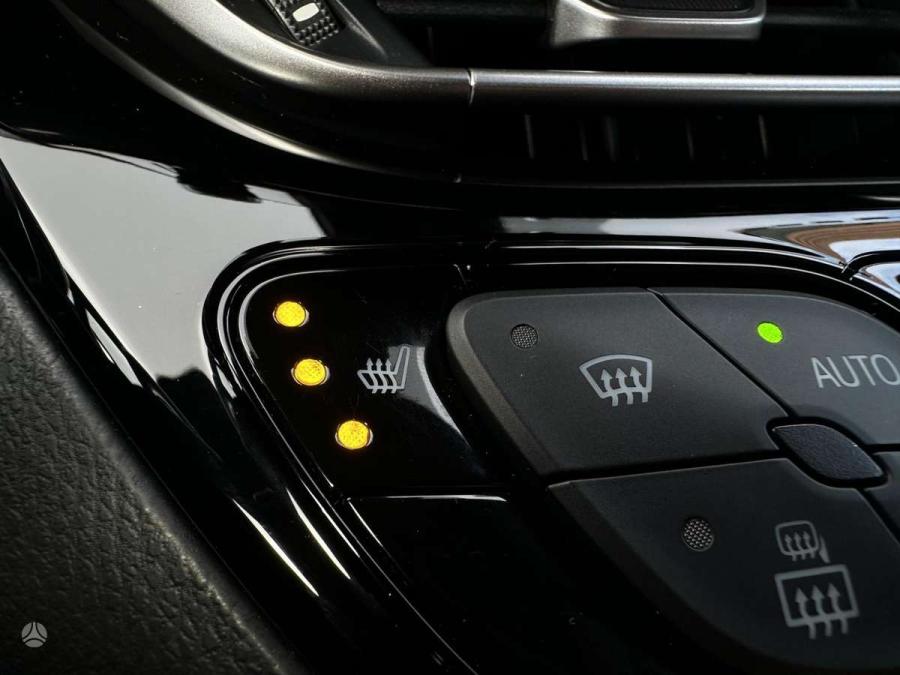 Серый Тойота C-HR 2023 в Вильнюс, объемом двигателя 1.80 л и пробегом 105 тыс. км за 21450 €, фото 21 на AUTOMOTO.COM.LV