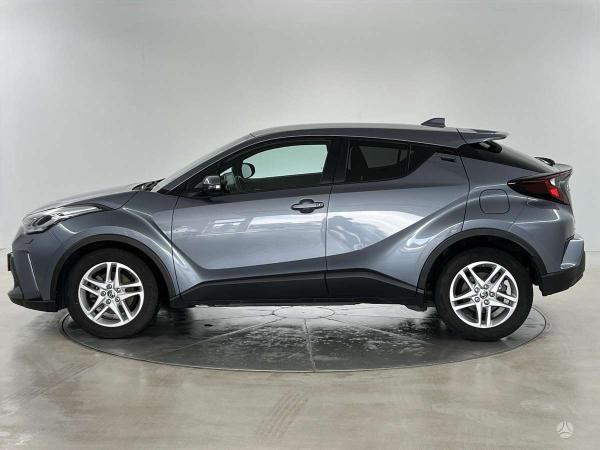 Серый Тойота C-HR 2023 в Вильнюс, объемом двигателя 1.80 л и пробегом 61 тыс. км за 22900 €, фото 4 на AUTOMOTO.COM.LV