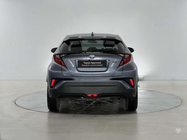 Серый Тойота C-HR 2023 в Вильнюс, объемом двигателя 1.80 л и пробегом 61 тыс. км за 22900 €, фото 5 на AUTOMOTO.COM.LV