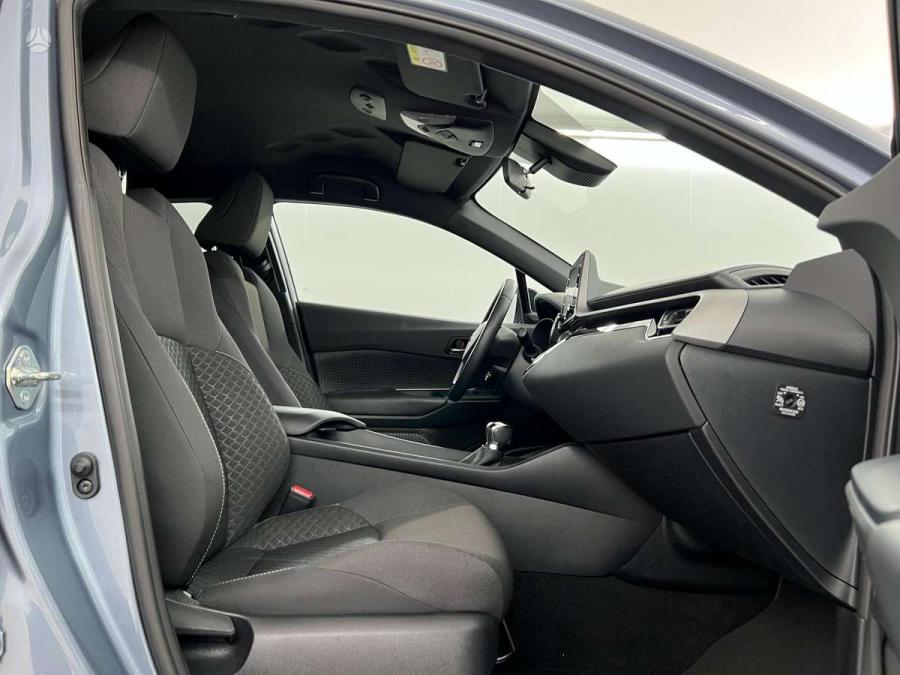 Серый Тойота C-HR 2023 в Вильнюс, объемом двигателя 1.80 л и пробегом 61 тыс. км за 22900 €, фото 7 на AUTOMOTO.COM.LV