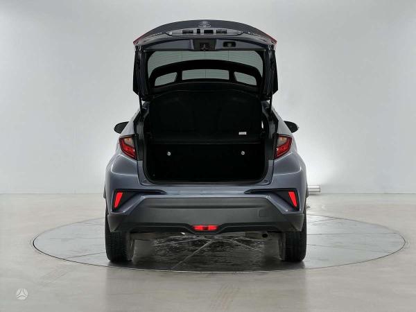 Серый Тойота C-HR 2023 в Вильнюс, объемом двигателя 1.80 л и пробегом 61 тыс. км за 22900 €, фото 11 на AUTOMOTO.COM.LV