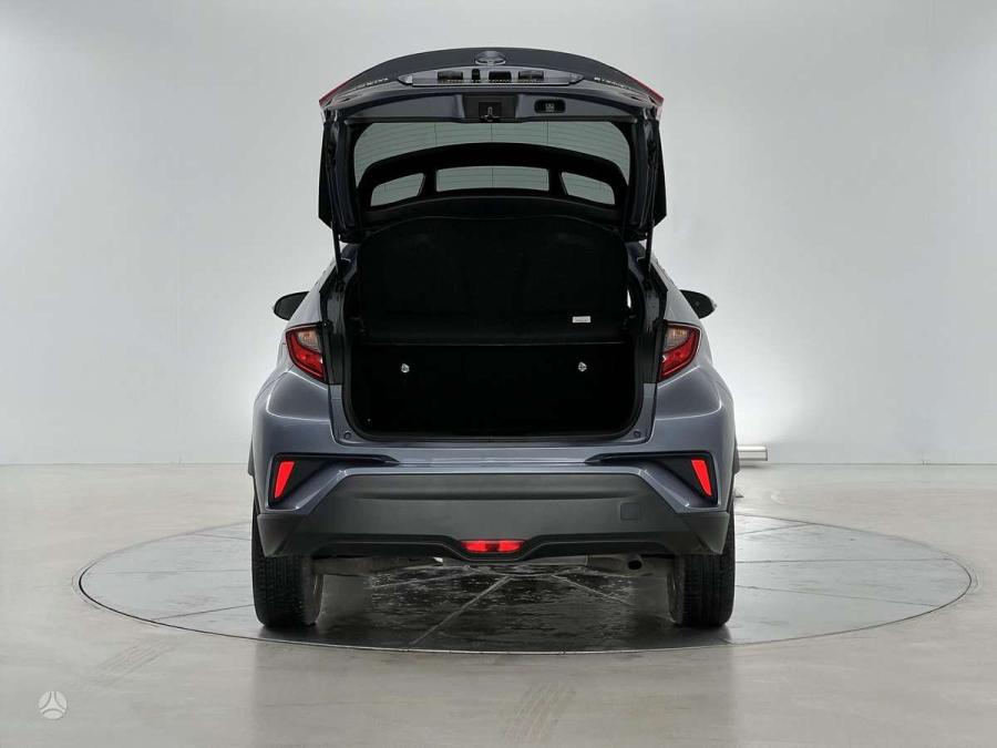 Серый Тойота C-HR 2023 в Вильнюс, объемом двигателя 1.80 л и пробегом 61 тыс. км за 22900 €, фото 11 на AUTOMOTO.COM.LV