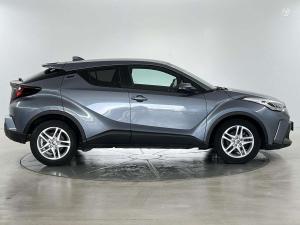 Серый Тойота C-HR 2023 в Вильнюс, объемом двигателя 1.80 л и пробегом 61 тыс. км за 22900 €, фото 16 на AUTOMOTO.COM.LV