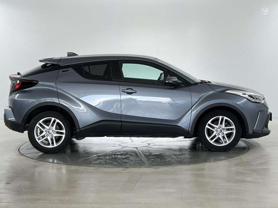 Серый Тойота C-HR 2023 в Вильнюс, объемом двигателя 1.80 л и пробегом 61 тыс. км за 22900 €, фото 16 на AUTOMOTO.COM.LV