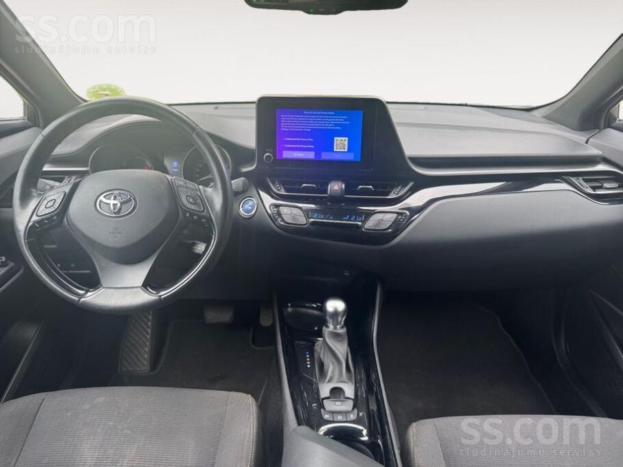 Pelēks Toyota C-HR 2023 Rīga, ar dzinēja tilpumu 1.80 L un nobraukumu 61 tūkst. km par 22900 €, foto 10 vietnē AUTOMOTO.COM.LV