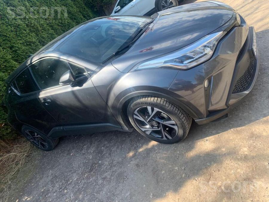 Pelēks Toyota C-HR 2023 Rīga, ar dzinēja tilpumu 1.80 L un nobraukumu 33 tūkst. km par 23000 €, foto 3 vietnē AUTOMOTO.COM.LV