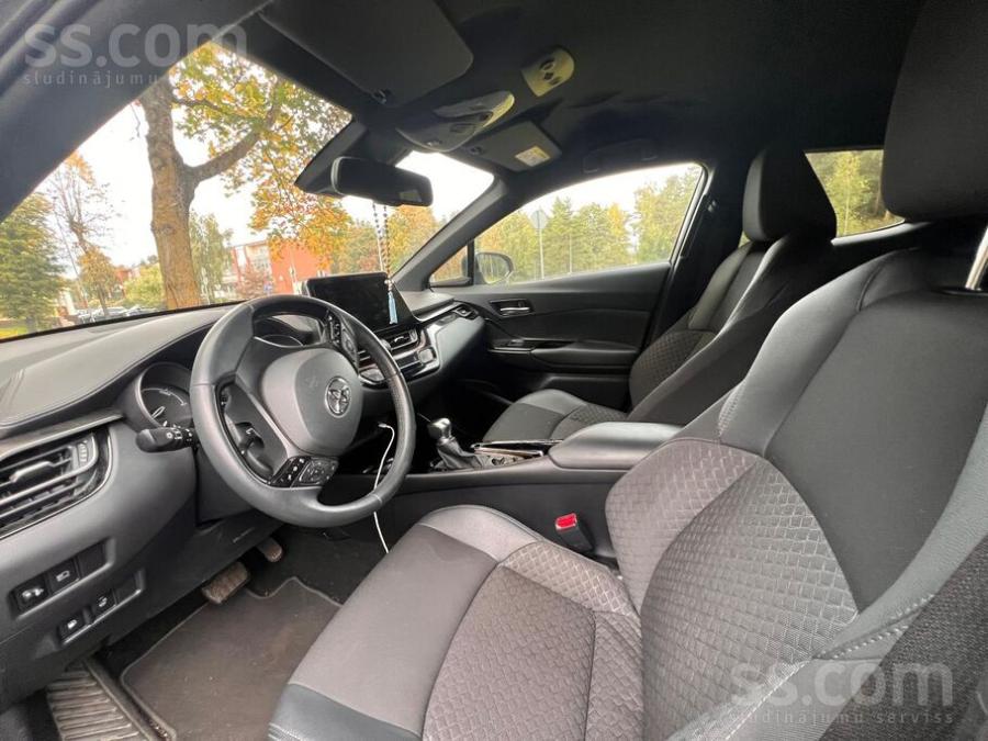 Pelēks Toyota C-HR 2023 Rīga, ar dzinēja tilpumu 1.80 L un nobraukumu 33 tūkst. km par 23000 €, foto 5 vietnē AUTOMOTO.COM.LV