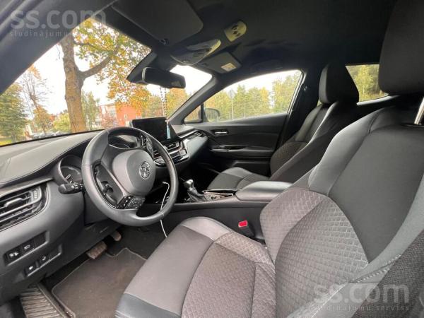 Grey Toyota C-HR 2023 in Riga, with an engine capacity of 1.80 L and mileage of 33 thousand km for 23000 €, photo 5 on AUTOMOTO.COM.LV