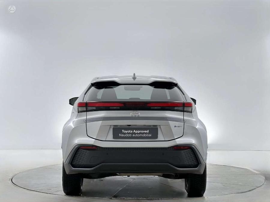 Серый Тойота C-HR 2024 в Вильнюс, объемом двигателя 1.80 л и пробегом 43 тыс. км за 27900 €, фото 4 на AUTOMOTO.COM.LV