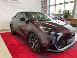 Pelēks Toyota C-HR 2024 Šauļi, ar dzinēja tilpumu 1.99 L un nobraukumu 7 tūkst. km par 31200 €, foto 2 vietnē AUTOMOTO.COM.LV