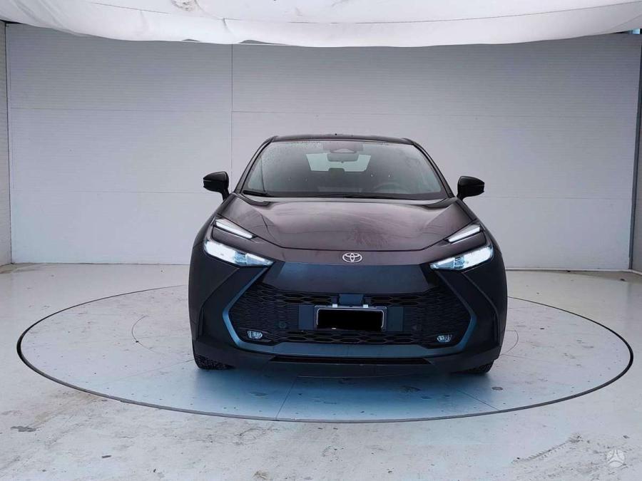 Grey Toyota C-HR 2024 in Kaunas, with an engine capacity of 1.99 L and mileage of 31 thousand km for 27900 €, photo 2 on AUTOMOTO.COM.LV