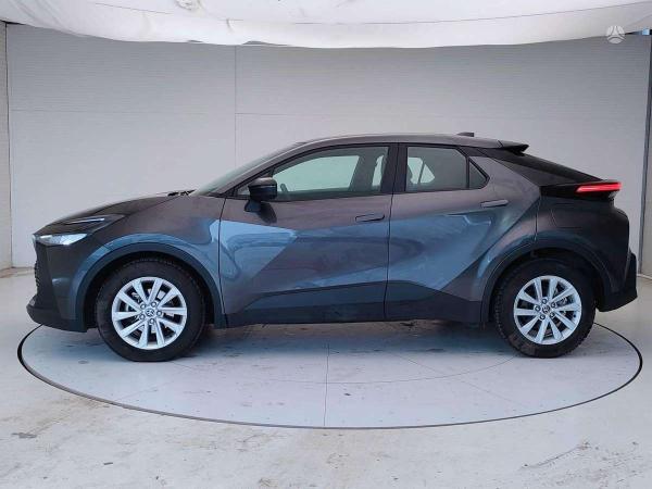 Grey Toyota C-HR 2024 in Kaunas, with an engine capacity of 1.99 L and mileage of 31 thousand km for 27900 €, photo 3 on AUTOMOTO.COM.LV