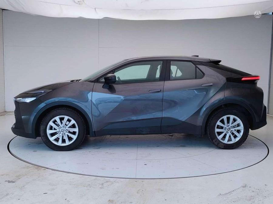 Grey Toyota C-HR 2024 in Kaunas, with an engine capacity of 1.99 L and mileage of 31 thousand km for 27900 €, photo 3 on AUTOMOTO.COM.LV