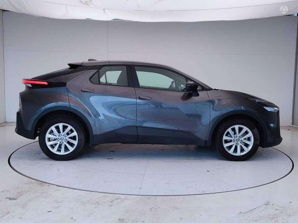 Grey Toyota C-HR 2024 in Kaunas, with an engine capacity of 1.99 L and mileage of 31 thousand km for 27900 €, photo 4 on AUTOMOTO.COM.LV