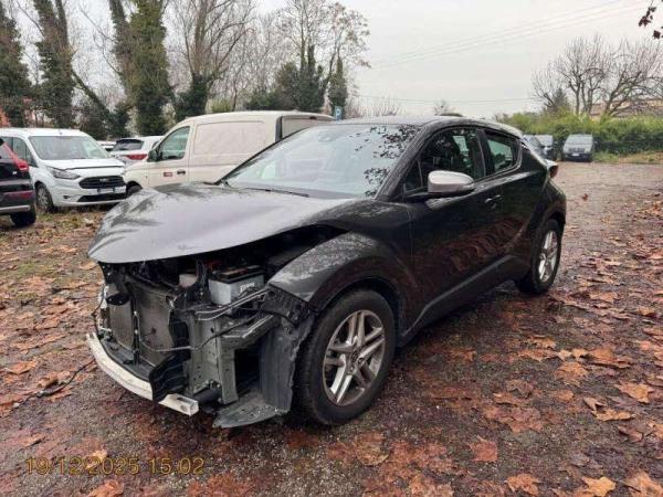 Grey Toyota C-HR 2024 in Kaunas, with an engine capacity of 1.80 L and mileage of 71 thousand km for 11346 €, photo 1 on AUTOMOTO.COM.LV