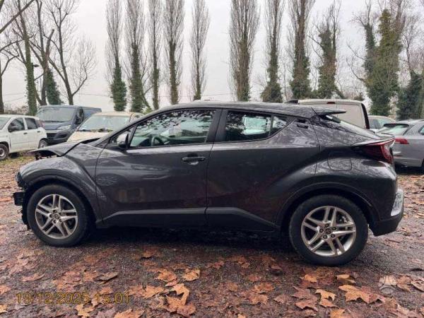 Grey Toyota C-HR 2024 in Kaunas, with an engine capacity of 1.80 L and mileage of 71 thousand km for 11346 €, photo 4 on AUTOMOTO.COM.LV