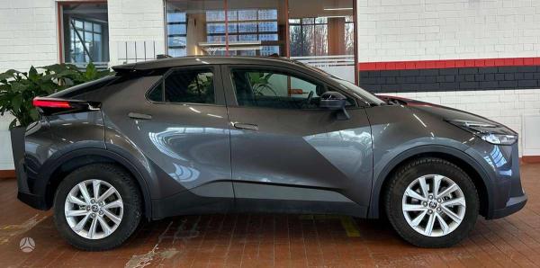 Pelēks Toyota C-HR 2024 Kauņa, ar dzinēja tilpumu 1.80 L un nobraukumu 31 tūkst. km par 27600 €, foto 7 vietnē AUTOMOTO.COM.LV