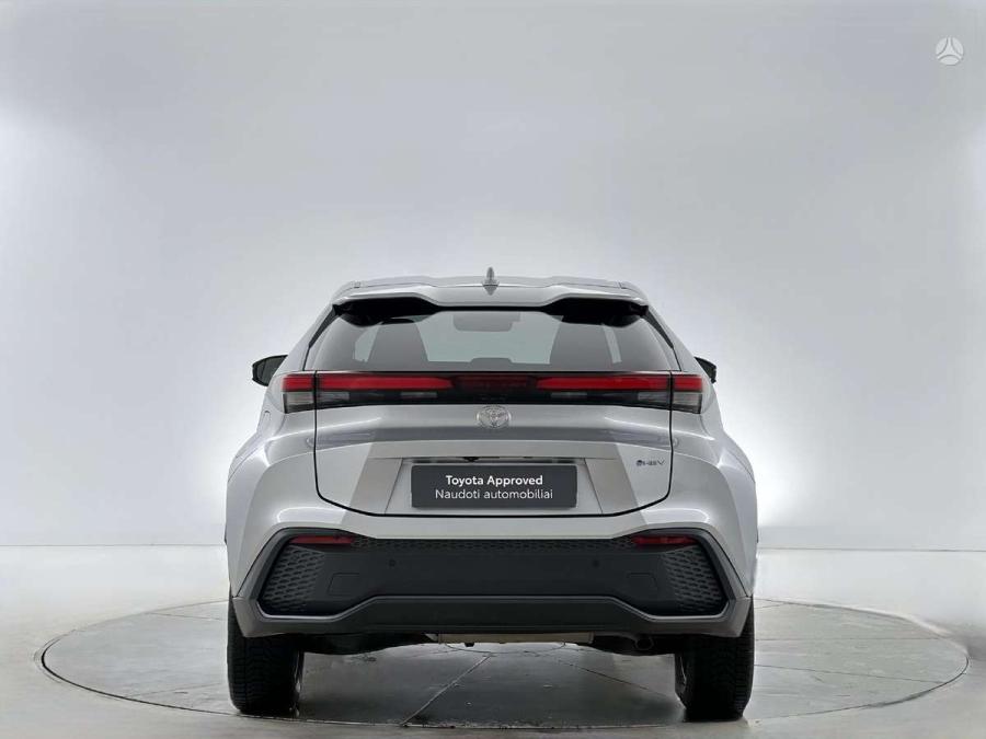 Серый Тойота C-HR 2024 в Вильнюс, объемом двигателя 1.80 л и пробегом 45 тыс. км за 27900 €, фото 3 на AUTOMOTO.COM.LV
