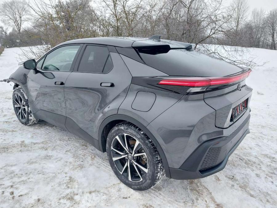 Pelēks Toyota C-HR 2024 Kėdainiai, ar dzinēja tilpumu 1.99 L un nobraukumu 24 tūkst. km par 15950 €, foto 1 vietnē AUTOMOTO.COM.LV