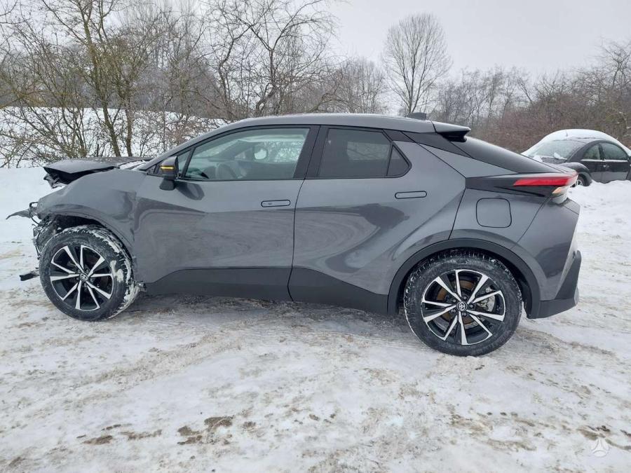 Grey Toyota C-HR 2024 in Kedainiai, with an engine capacity of 1.99 L and mileage of 24 thousand km for 15950 €, photo 2 on AUTOMOTO.COM.LV