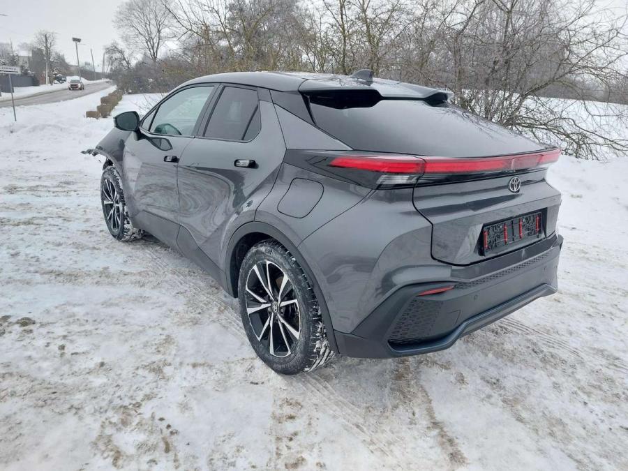 Grey Toyota C-HR 2024 in Kedainiai, with an engine capacity of 1.99 L and mileage of 24 thousand km for 15950 €, photo 4 on AUTOMOTO.COM.LV