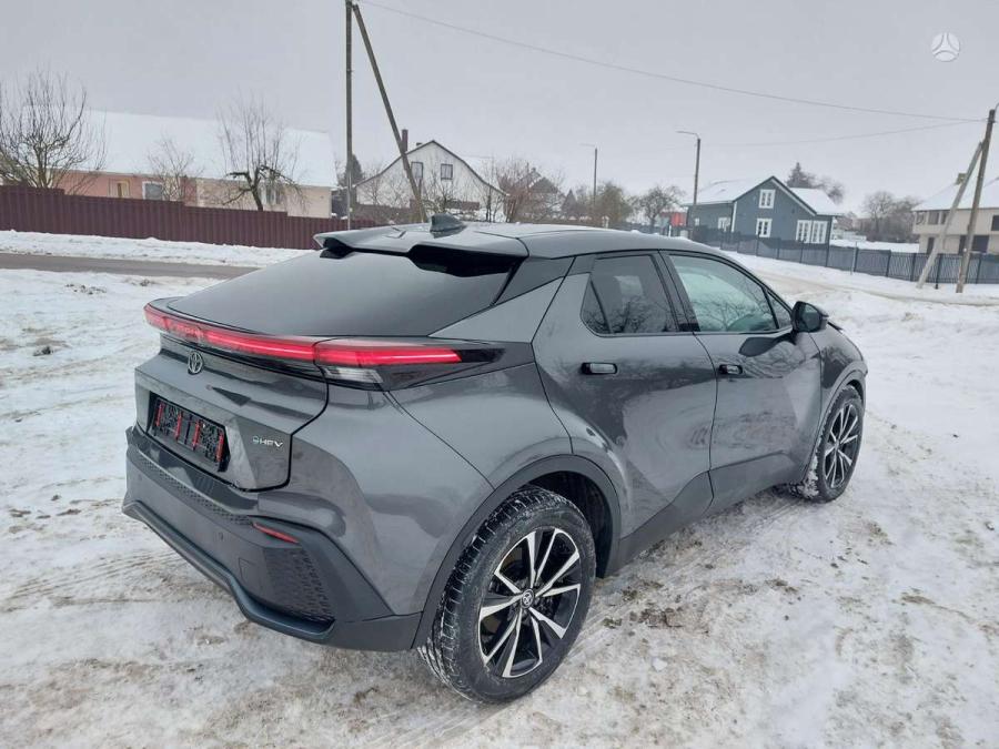 Grey Toyota C-HR 2024 in Kedainiai, with an engine capacity of 1.99 L and mileage of 24 thousand km for 15950 €, photo 7 on AUTOMOTO.COM.LV