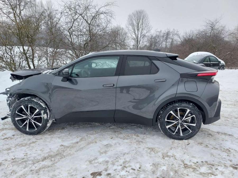 Grey Toyota C-HR 2024 in Kedainiai, with an engine capacity of 1.99 L and mileage of 24 thousand km for 15950 €, photo 9 on AUTOMOTO.COM.LV