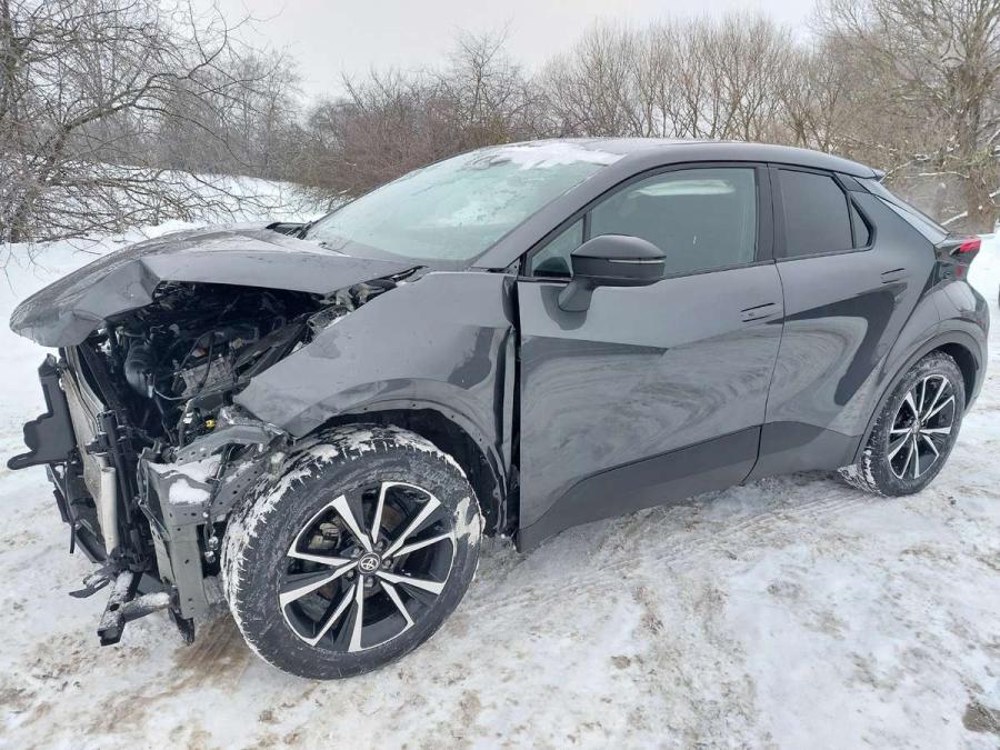 Grey Toyota C-HR 2024 in Kedainiai, with an engine capacity of 1.99 L and mileage of 24 thousand km for 15950 €, photo 10 on AUTOMOTO.COM.LV