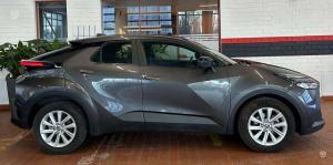 Grey Toyota C-HR 2024 in Kaunas, with an engine capacity of 1.80 L and mileage of 31 thousand km for 27600 €, photo 7 on AUTOMOTO.COM.LV