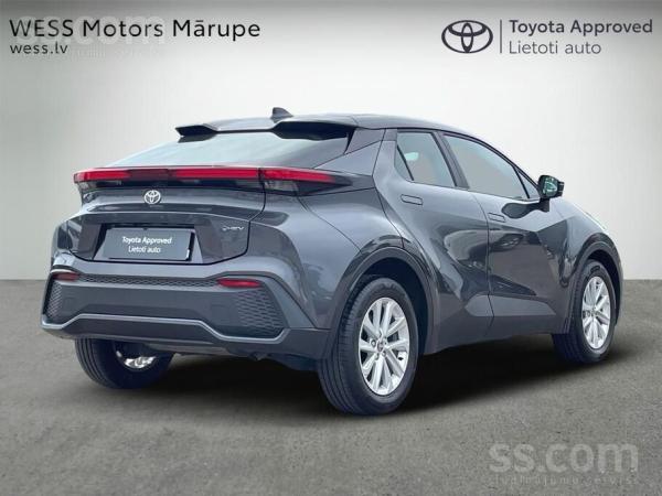 Pelēks Toyota C-HR 2024 Rīga, ar dzinēja tilpumu 1.80 L un nobraukumu 20 tūkst. km par 29990 €, foto 2 vietnē AUTOMOTO.COM.LV