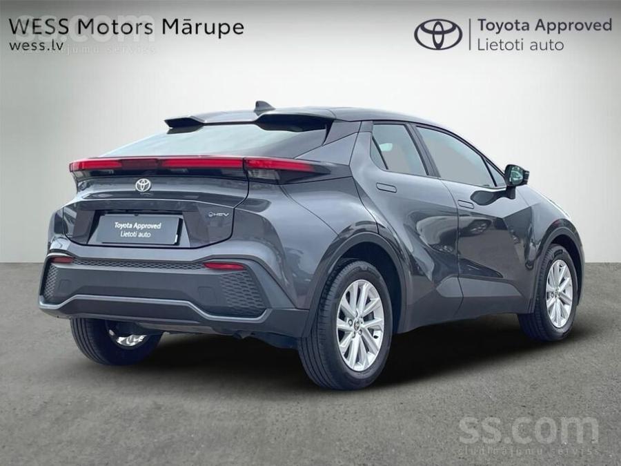 Серый Тойота C-HR 2024 в Рига, объемом двигателя 1.80 л и пробегом 20 тыс. км за 29990 €, фото 3 на AUTOMOTO.COM.LV