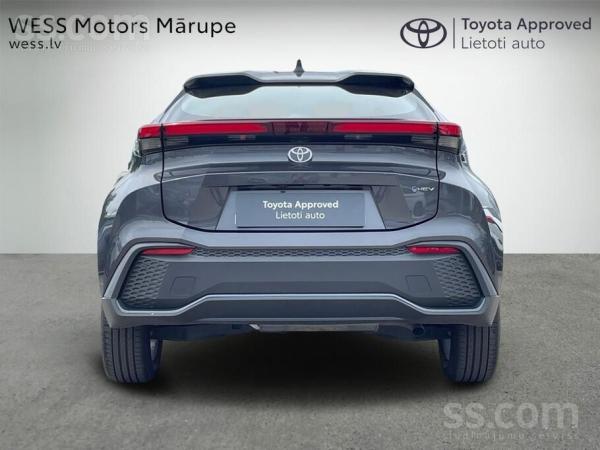 Pelēks Toyota C-HR 2024 Rīga, ar dzinēja tilpumu 1.80 L un nobraukumu 20 tūkst. km par 29990 €, foto 4 vietnē AUTOMOTO.COM.LV