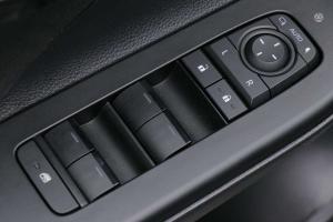 Pelēks Toyota C-HR 2024 Viļņa, ar dzinēja tilpumu 1.99 L un nobraukumu 59 tūkst. km par 40900 €, foto 25 vietnē AUTOMOTO.COM.LV