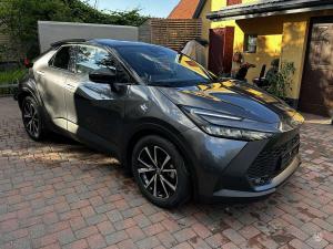 Серый Тойота C-HR 2024 в Пренай, объемом двигателя 1.80 л и пробегом 1 тыс. км за 29500 €, фото  на AUTOMOTO.COM.LV