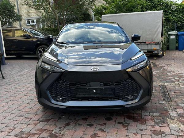 Pelēks Toyota C-HR 2024 Prienai, ar dzinēja tilpumu 1.80 L un nobraukumu 1 tūkst. km par 29500 €, foto 2 vietnē AUTOMOTO.COM.LV