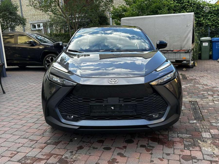 Серый Тойота C-HR 2024 в Пренай, объемом двигателя 1.80 л и пробегом 1 тыс. км за 29500 €, фото 3 на AUTOMOTO.COM.LV