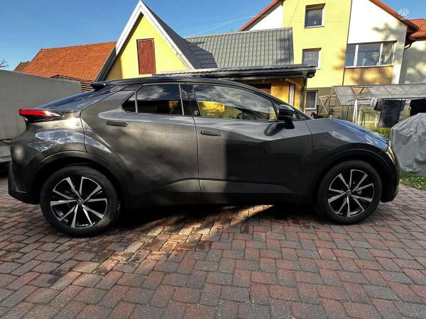 Grey Toyota C-HR 2024 in Prienai, with an engine capacity of 1.80 L and mileage of 1 thousand km for 29500 €, photo 4 on AUTOMOTO.COM.LV
