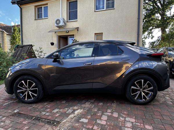 Grey Toyota C-HR 2024 in Prienai, with an engine capacity of 1.80 L and mileage of 1 thousand km for 29500 €, photo 5 on AUTOMOTO.COM.LV