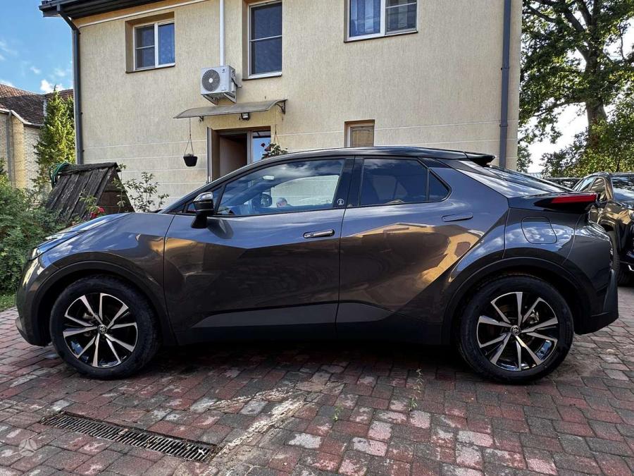 Серый Тойота C-HR 2024 в Пренай, объемом двигателя 1.80 л и пробегом 1 тыс. км за 29500 €, фото 6 на AUTOMOTO.COM.LV