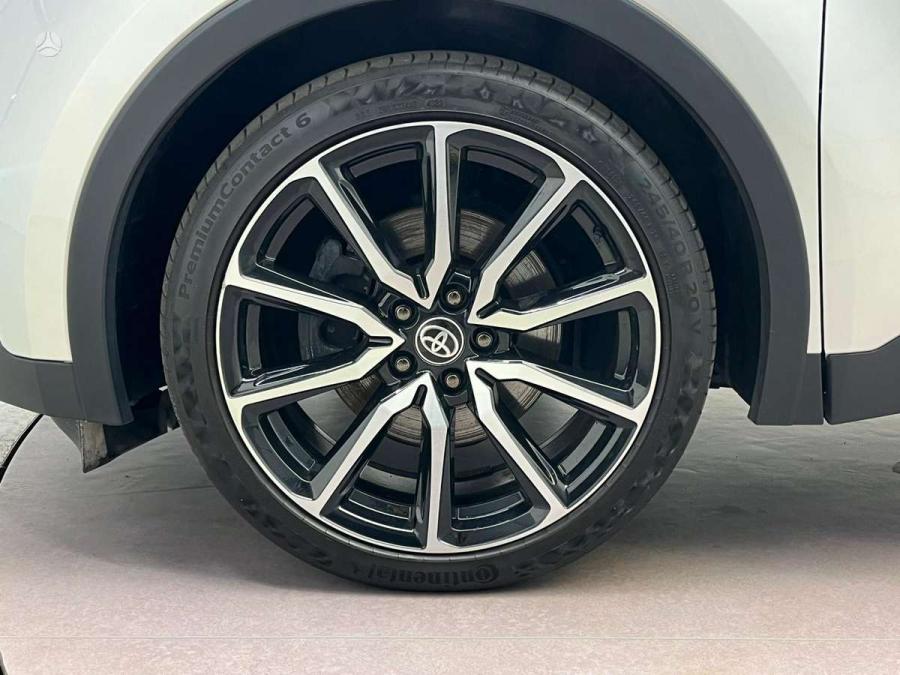 Grey Toyota C-HR 2024 in Panevezys, with an engine capacity of 1.99 L and mileage of 34 thousand km for 36590 €, photo 44 on AUTOMOTO.COM.LV