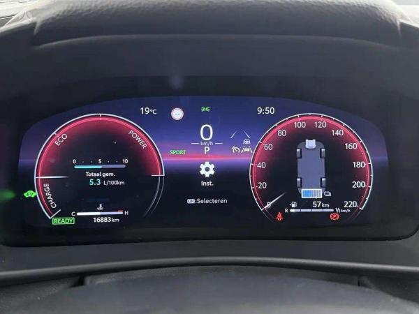 Grey Toyota C-HR 2024 in Vilnius, with an engine capacity of 1.80 L and mileage of 17 thousand km for 27995 €, photo 2 on AUTOMOTO.COM.LV