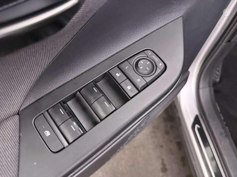 Pelēks Toyota C-HR 2024 Viļņa, ar dzinēja tilpumu 1.80 L un nobraukumu 17 tūkst. km par 27995 €, foto 22 vietnē AUTOMOTO.COM.LV
